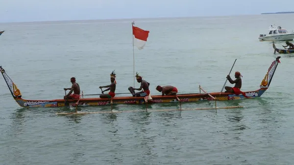 Wai Mansusu Perahu Perang Tradisional Suku Biak Papua Barat | Artikel ...